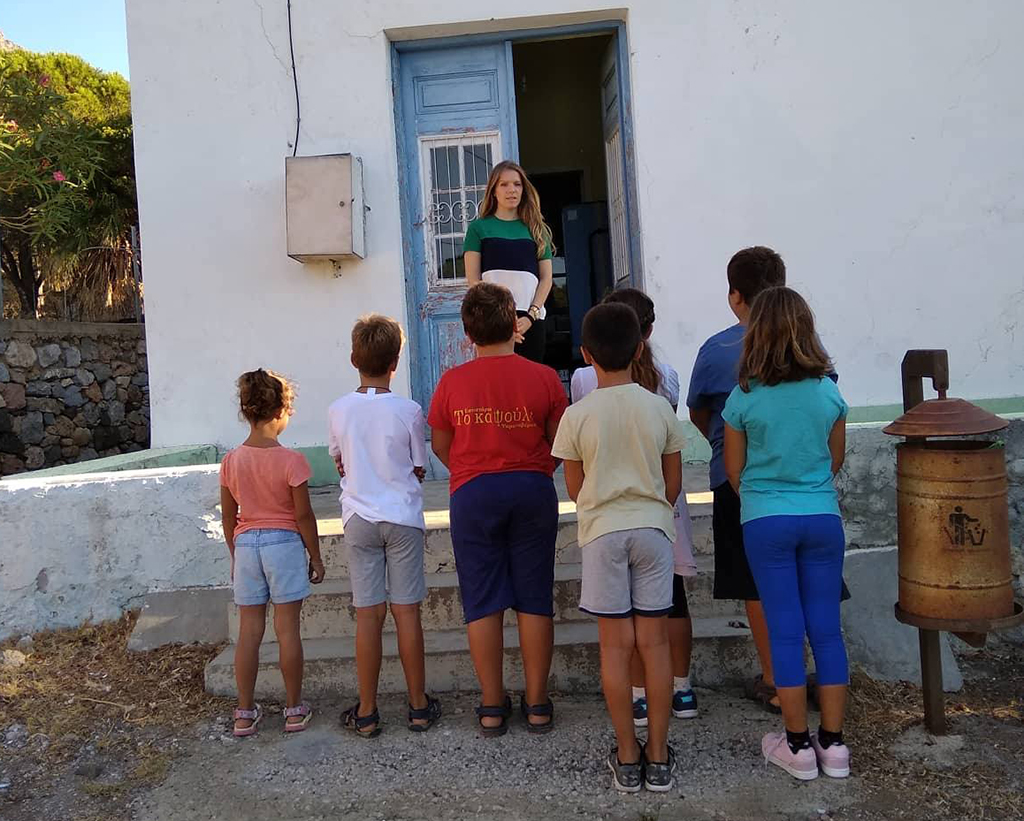 Eλένη Tάνου: H "δασκάλα με τα χρυσά μαλλιά" της Tελένδου που πηγαίνει ...