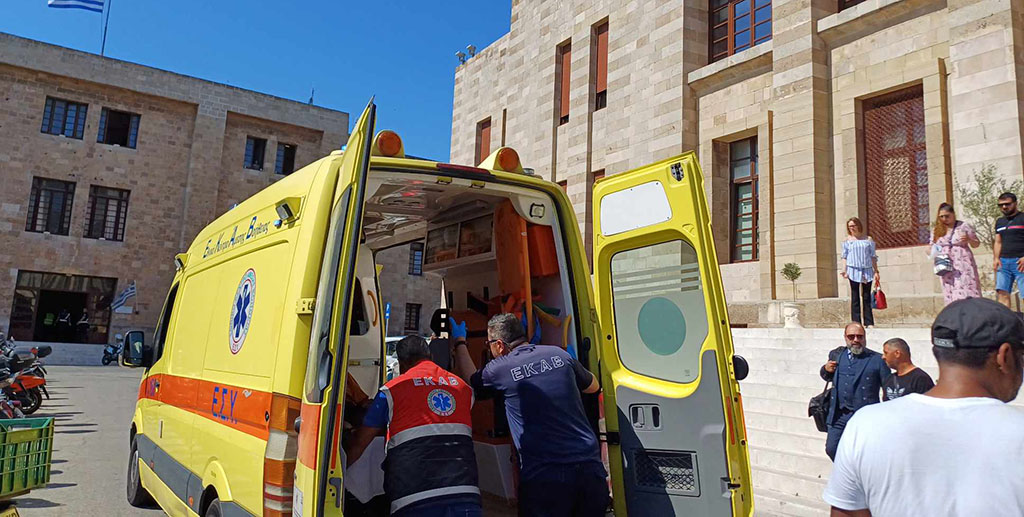 Επεισόδια στο δημαρχείο - Συμπολίτης μας έκοψε τις φλέβες του ...