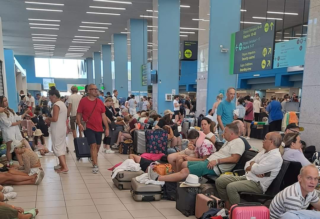 ΥΠΕΞ: Στήνει help desk στο αεροδρόμιο της Ρόδου για τους τουρίστες που ...