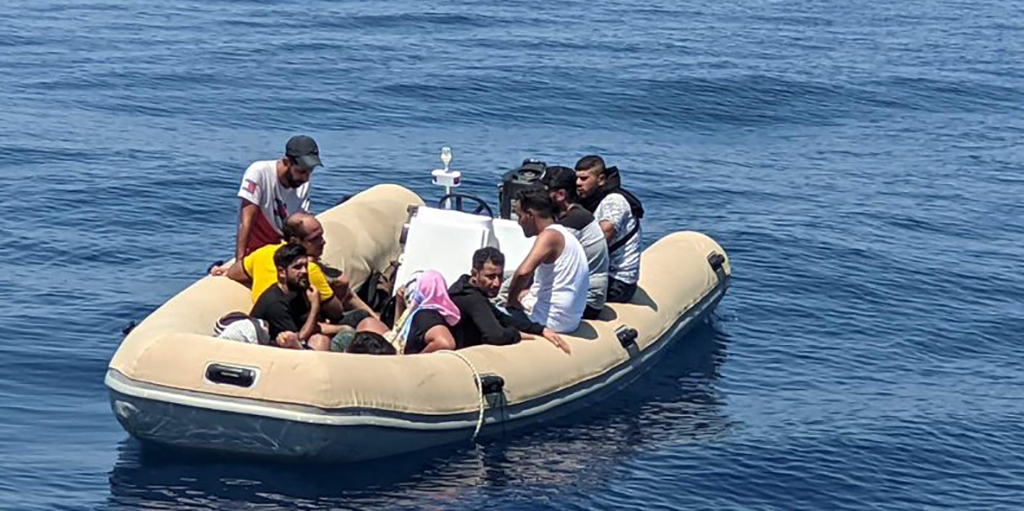 Εντοπισμός και διάσωση 12 αλλοδαπών στα Κολύμπια (βίντεο) - Δημοκρατική ...