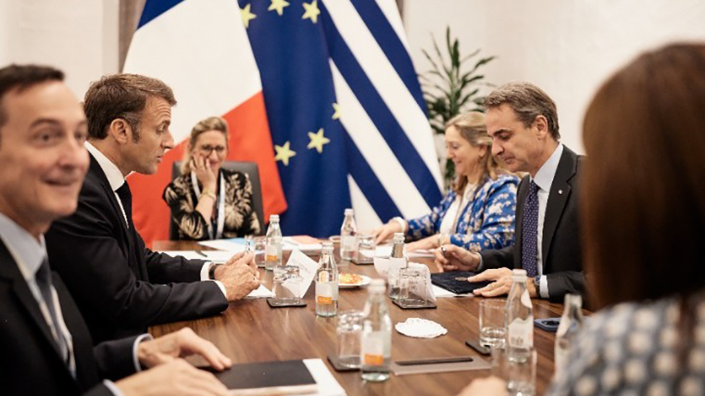 Μητσοτάκης σε Μακρόν: Η Ελλάδα θα παραμείνει συνεπής στην πολιτική ...
