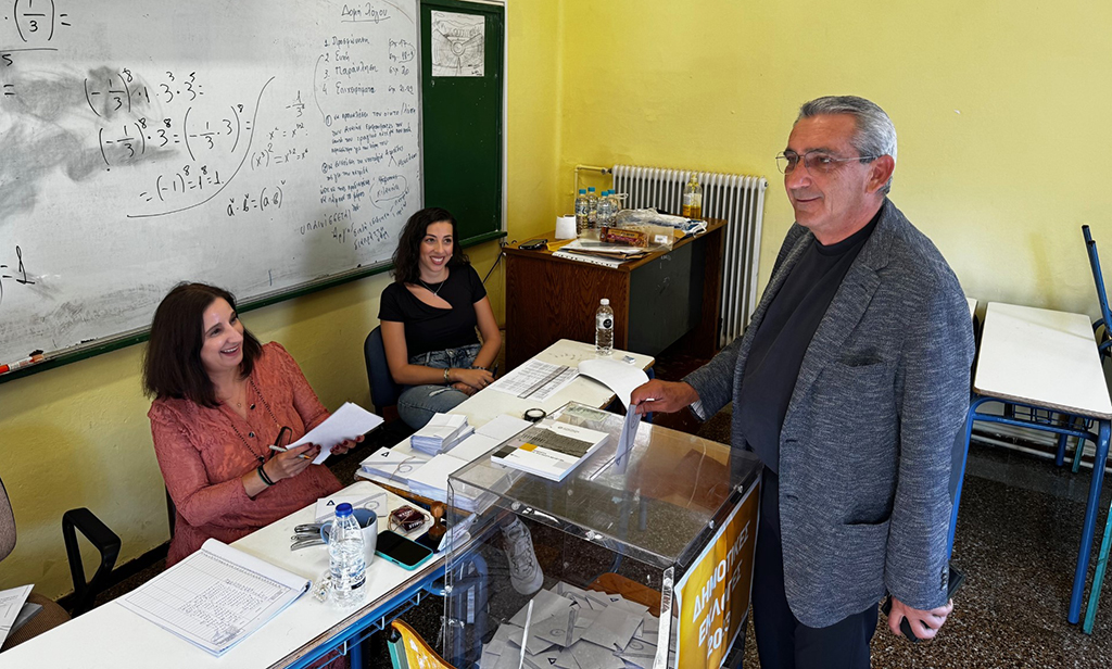 Ψήφισε ο Περιφερειάρχης Νοτίου Αιγαίου Γιώργος Χατζημάρκος ...
