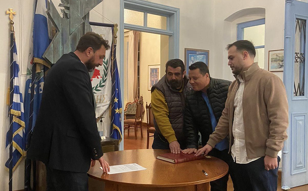 Ορκωμοσία των τριών νέων δημοτικών συμβούλων - Δήλωση του Δημάρχου ...