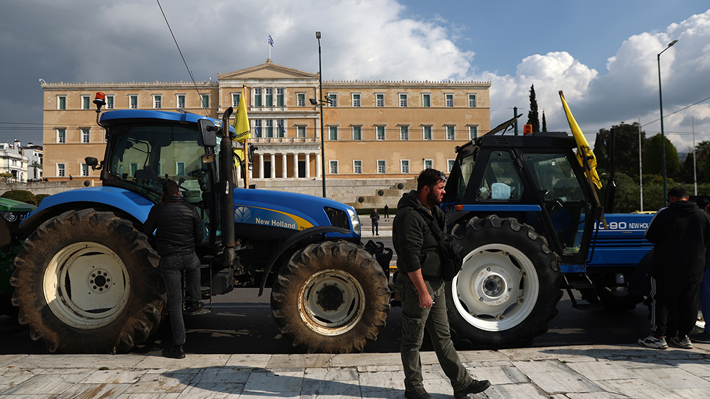 Διεθνή ΜΜΕ για την κάθοδο των αγροτών στην Αθήνα: «Με τα τρακτέρ στο ...