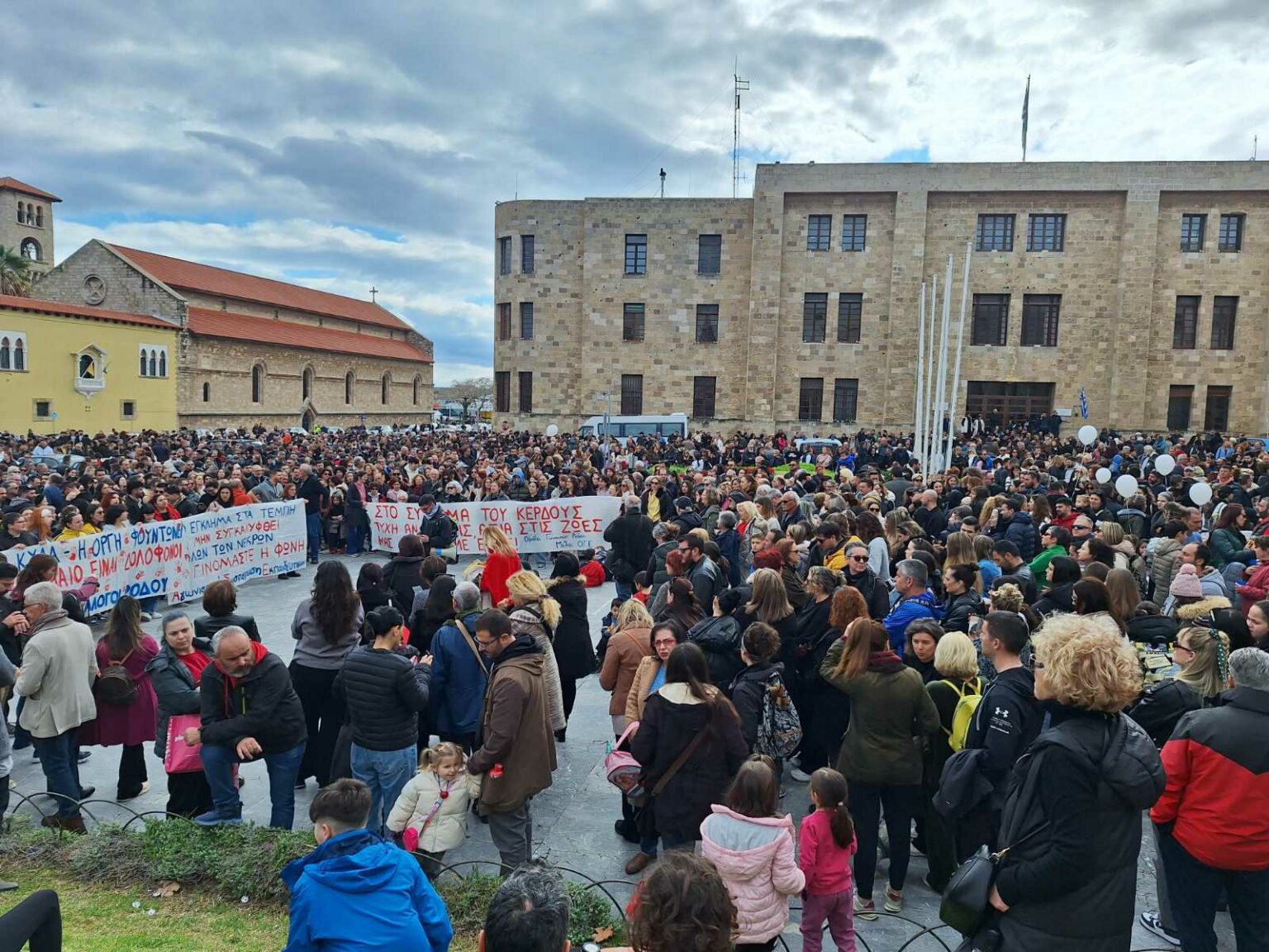 Σωματείο Ιδιωτικών Υπαλλήλων Ρόδου: Οργή λαού στα συγκλονιστικά ...