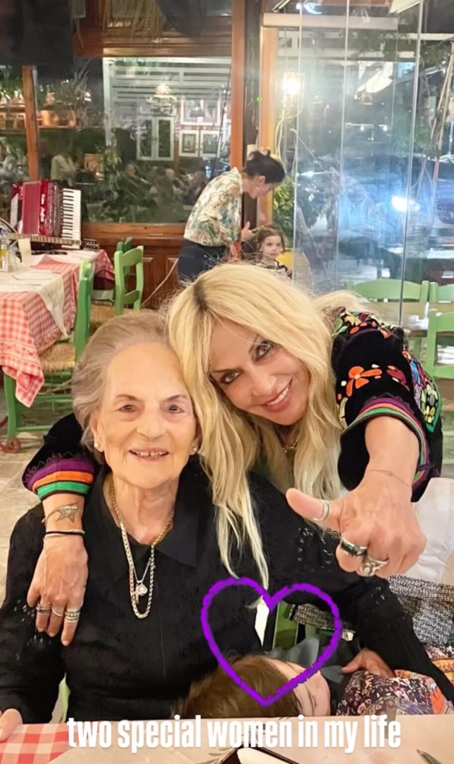 Γιάννης και Δήμητρα Κούστα: Η βάφτιση του John Junior Coustas στη Σύμη - Δημοκρατική της Ρόδου