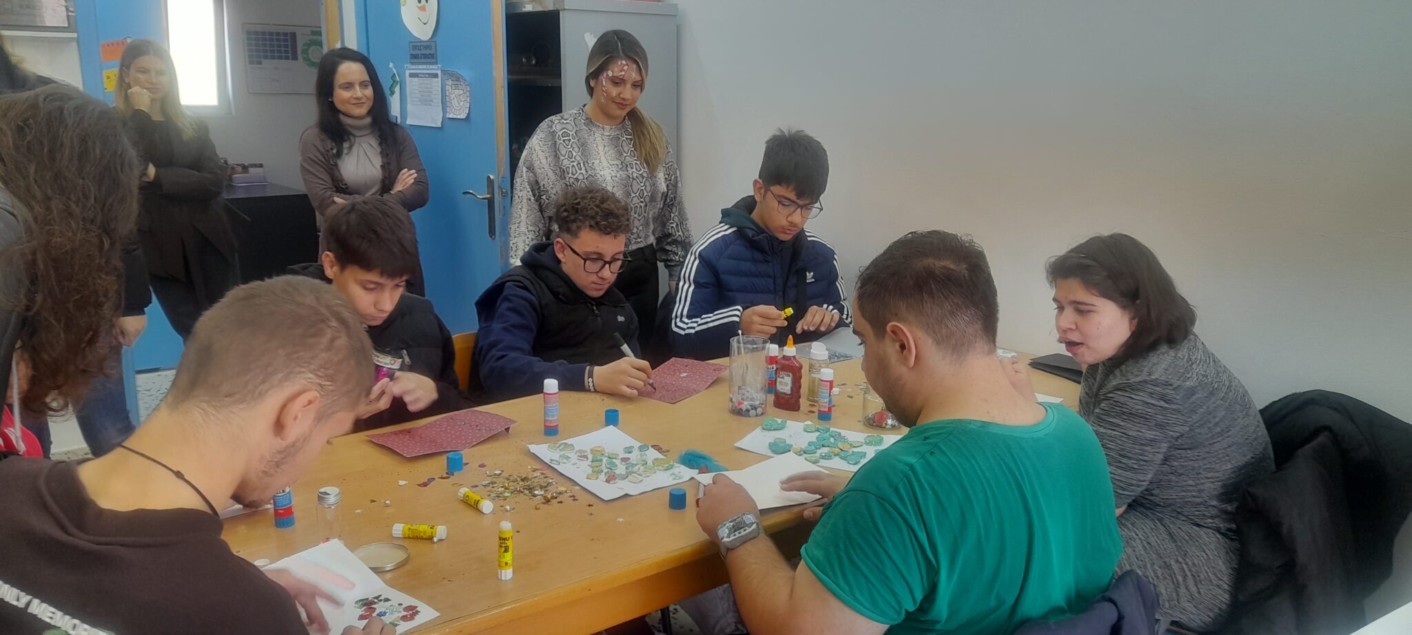 ΄Οταν τα Χριστούγεννα ενώνουν τα σχολεία: Μια γιορτή συνεργασίας στο ...