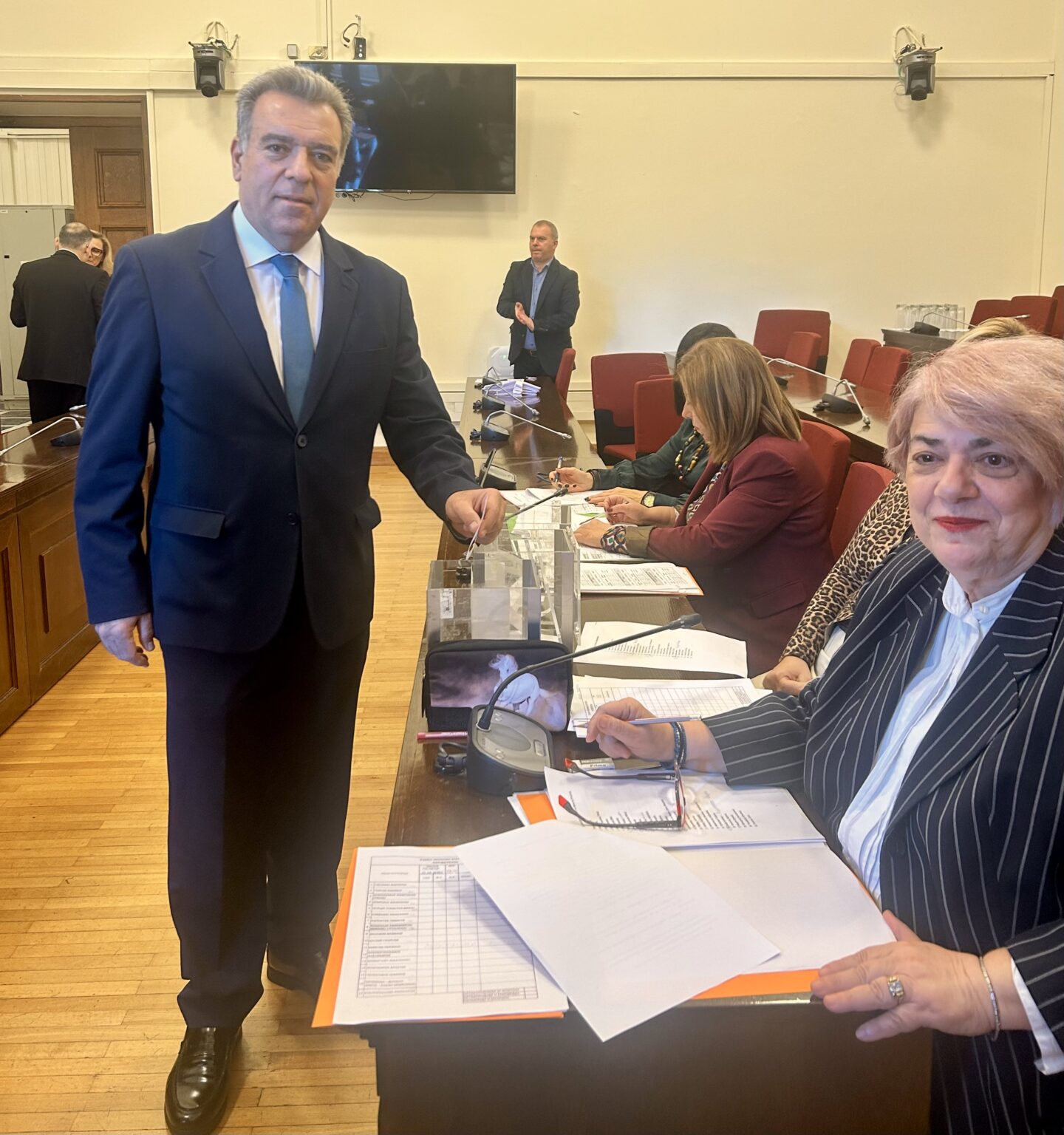 Με μεγάλη πλειοψηφία, ο Μάνος Κόνσολας εξελέγη Πρόεδρος της Επιτροπής ...