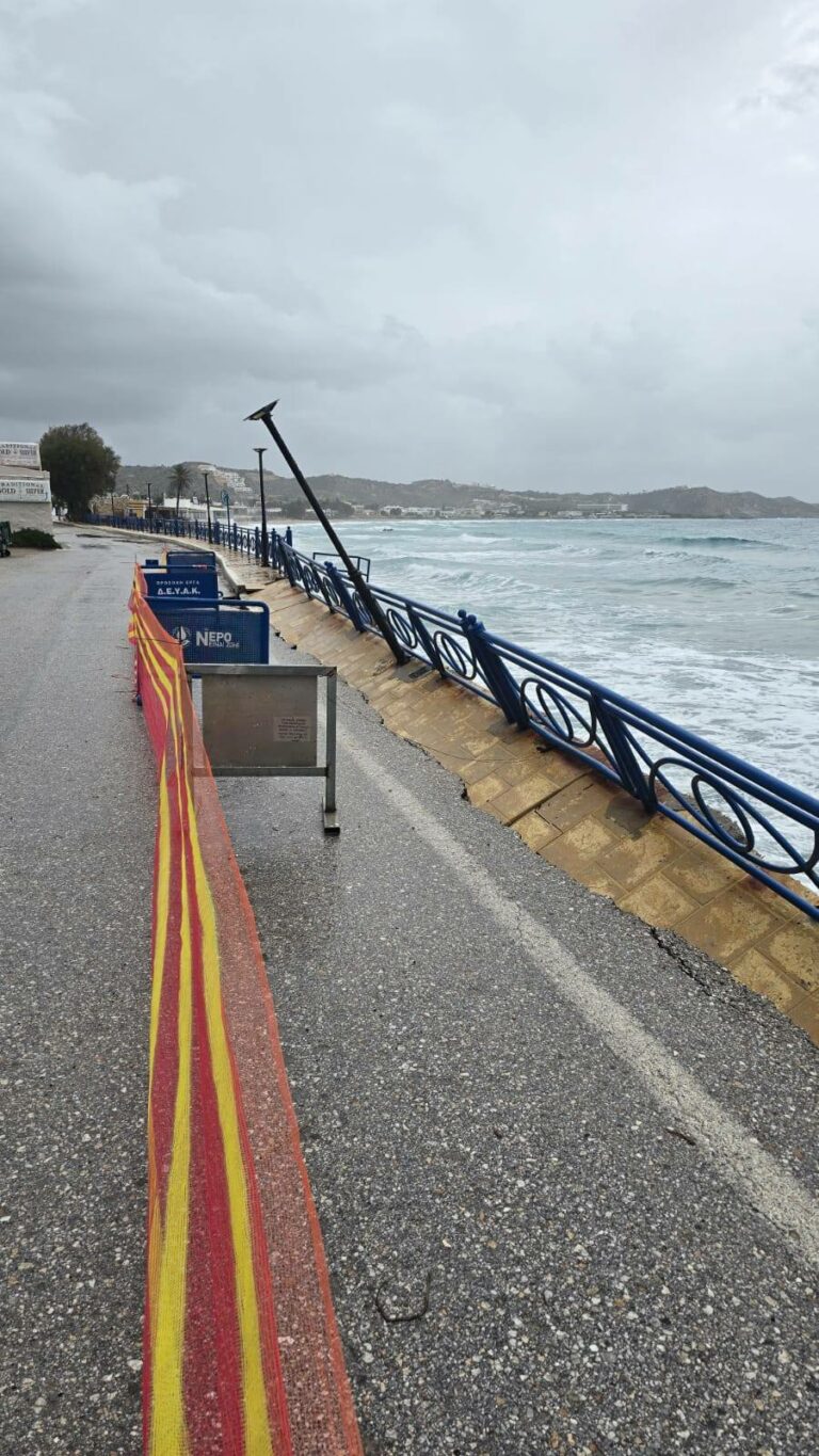 Κως: Θυελλώδεις άνεμοι προκάλεσαν αποκόλληση του τοιχίου αντιστήριξης ...
